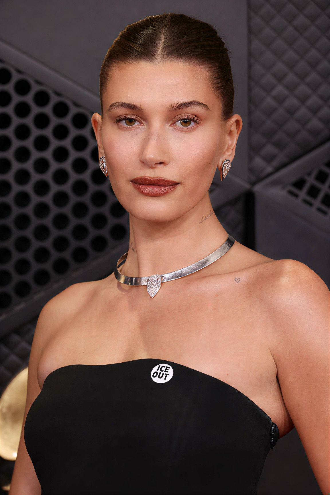 Hailey Bieber’s Grammys 2026 Makeup: Inside the Rhode Skin Glow ...